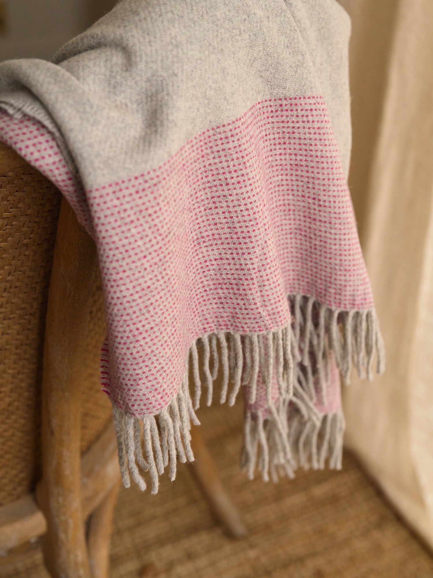 The Plockton Cashmere Blend Throw - Silver & Raspberry – Hyde & Hare